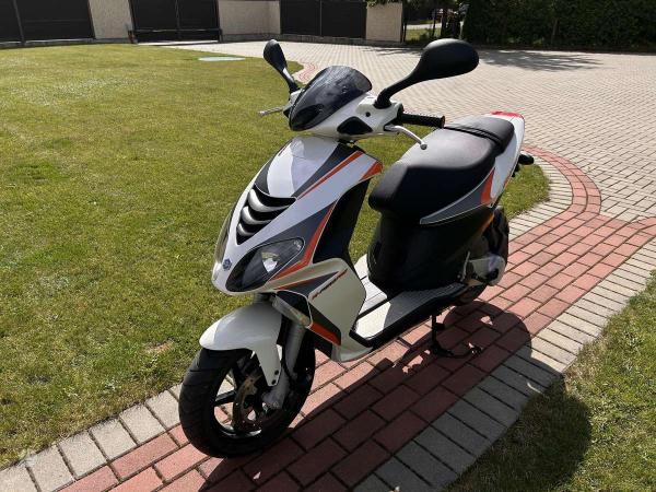 White Piaggio NRG 2018 in Nemencine, with an engine capacity of 50.00 L and mileage of 5 thousand km for 2000 €, photo 3 on AUTOMOTO.COM.LV