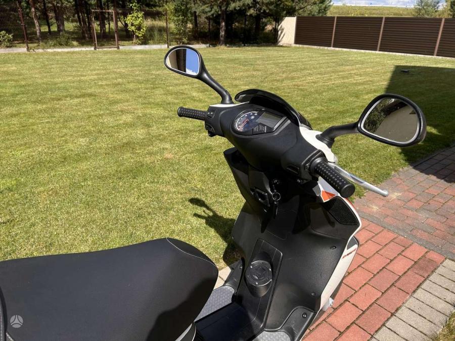 Белый Piaggio NRG 2018 в Неменчине, объемом двигателя 50.00 л и пробегом 5 тыс. км за 2000 €, фото 5 на AUTOMOTO.COM.LV