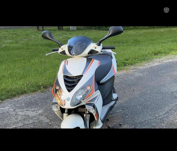 White Piaggio NRG 2018 in Nemencine, with an engine capacity of 50.00 L and mileage of 5 thousand km for 2000 €, photo 11 on AUTOMOTO.COM.LV