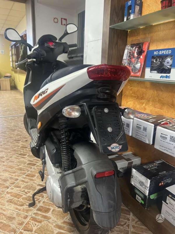White Piaggio NRG 2019 in Vilnius, with an engine capacity of 49.00 L and mileage of 10 thousand km for 1850 €, photo 4 on AUTOMOTO.COM.LV