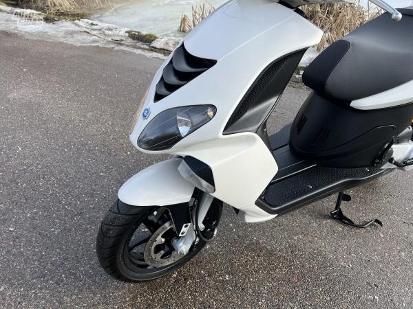Белый Piaggio NRG 2019 в Пренай, объемом двигателя 0.05 л и пробегом 4 тыс. км за 1750 €, фото 9 на AUTOMOTO.COM.LV