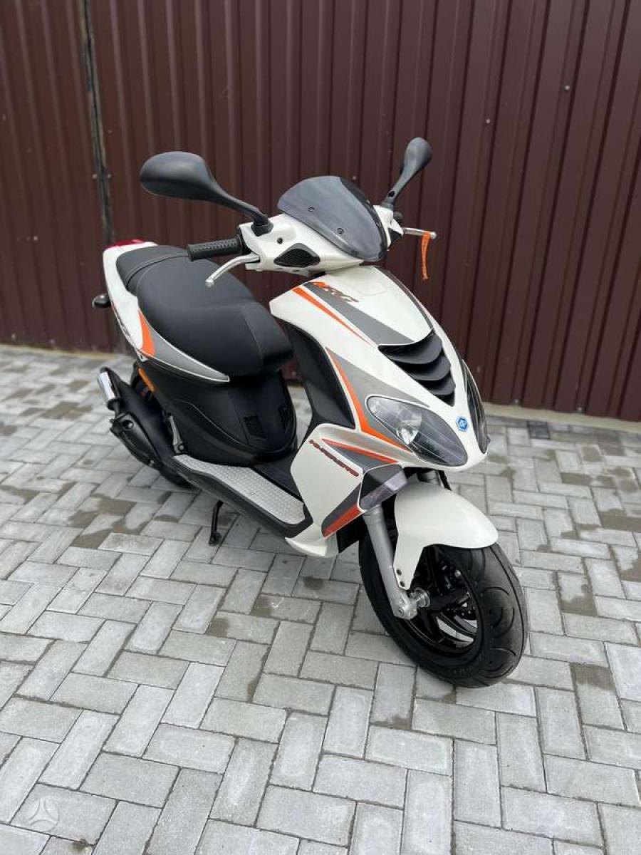 White Piaggio NRG 2019 in Kaunas, with an engine capacity of 49.00 L and mileage of 6 thousand km for 1650 €, photo 1 on AUTOMOTO.COM.LV