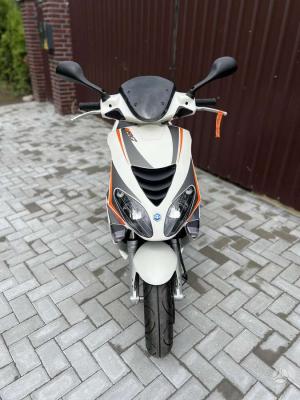 White Piaggio NRG 2019 in Kaunas, with an engine capacity of 49.00 L and mileage of 6 thousand km for 1650 €, photo 4 on AUTOMOTO.COM.LV