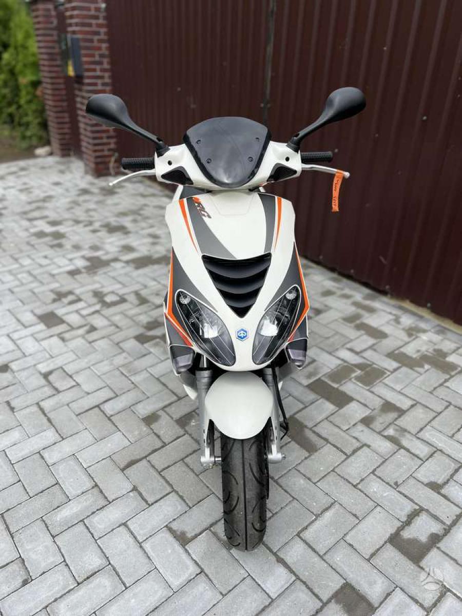 White Piaggio NRG 2019 in Kaunas, with an engine capacity of 49.00 L and mileage of 6 thousand km for 1650 €, photo 4 on AUTOMOTO.COM.LV