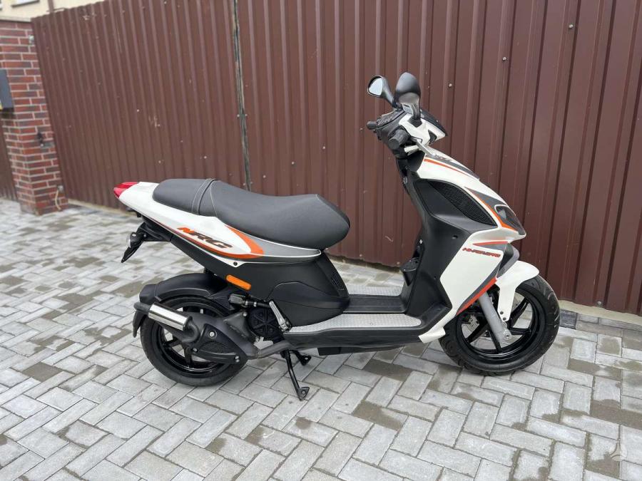 White Piaggio NRG 2019 in Kaunas, with an engine capacity of 49.00 L and mileage of 6 thousand km for 1650 €, photo 5 on AUTOMOTO.COM.LV