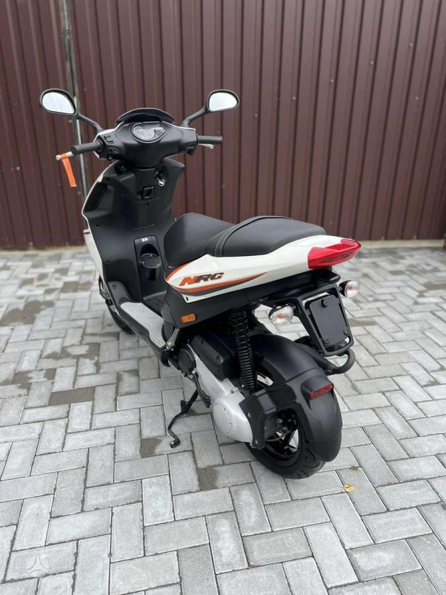 White Piaggio NRG 2019 in Kaunas, with an engine capacity of 49.00 L and mileage of 6 thousand km for 1650 €, photo 8 on AUTOMOTO.COM.LV