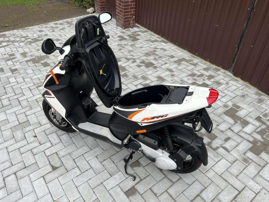 White Piaggio NRG 2019 in Kaunas, with an engine capacity of 49.00 L and mileage of 6 thousand km for 1650 €, photo 9 on AUTOMOTO.COM.LV