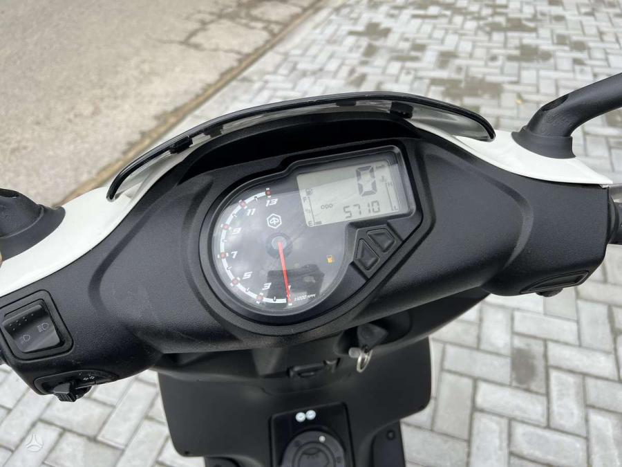 White Piaggio NRG 2019 in Kaunas, with an engine capacity of 49.00 L and mileage of 6 thousand km for 1650 €, photo 11 on AUTOMOTO.COM.LV