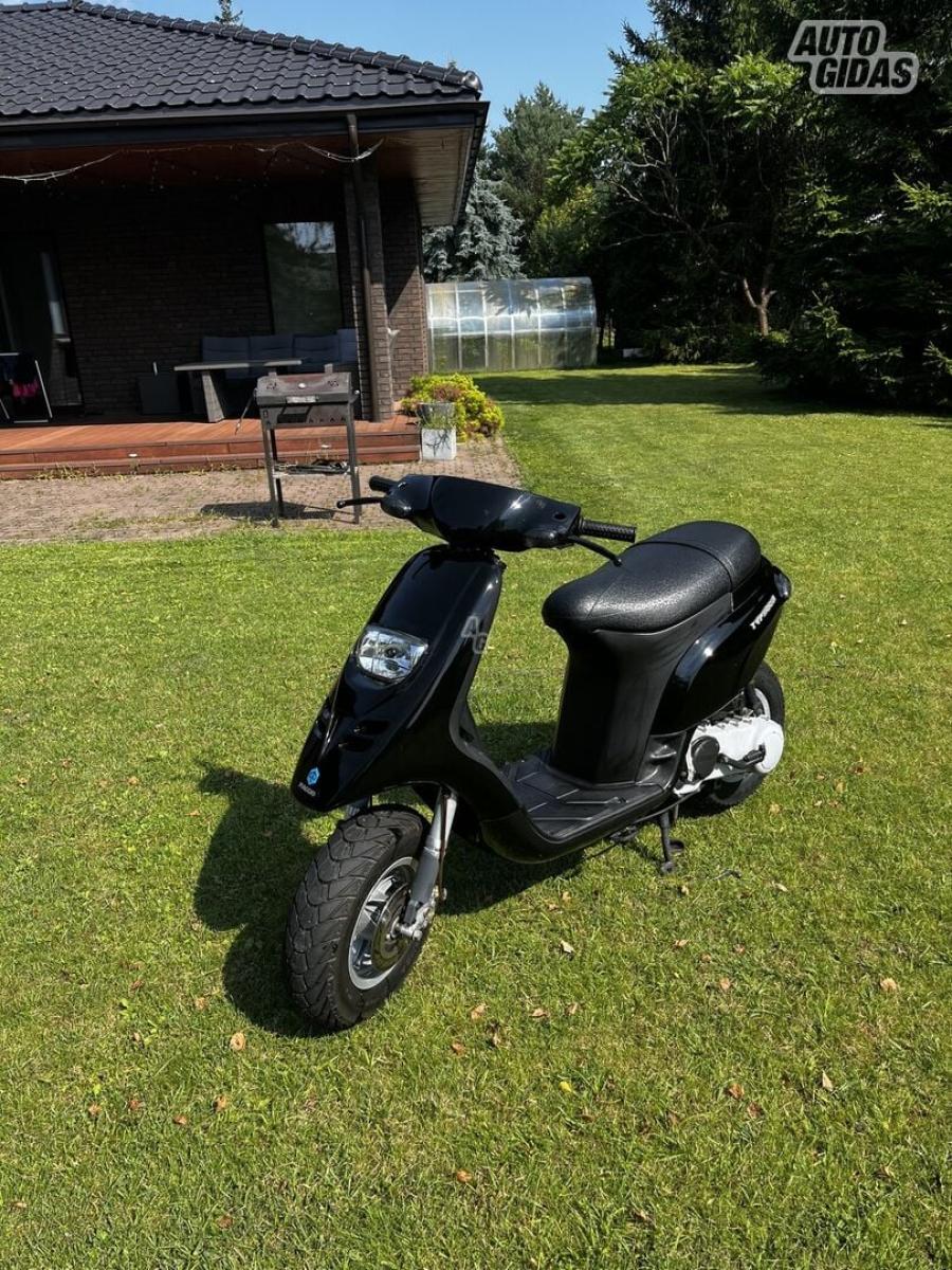 Black Piaggio Typhoon 2004 in Kaunas, with an engine capacity of 0.05 L and mileage of 19 thousand km for 1400 €, photo 3 on AUTOMOTO.COM.LV