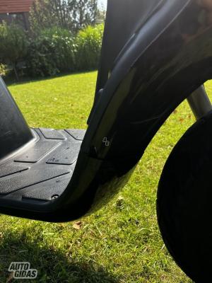 Black Piaggio Typhoon 2004 in Kaunas, with an engine capacity of 0.05 L and mileage of 19 thousand km for 1400 €, photo 9 on AUTOMOTO.COM.LV