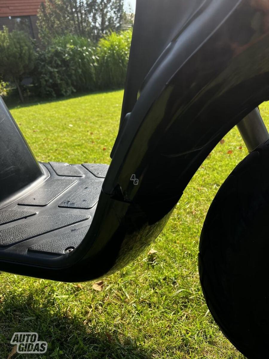 Black Piaggio Typhoon 2004 in Kaunas, with an engine capacity of 0.05 L and mileage of 19 thousand km for 1400 €, photo 9 on AUTOMOTO.COM.LV