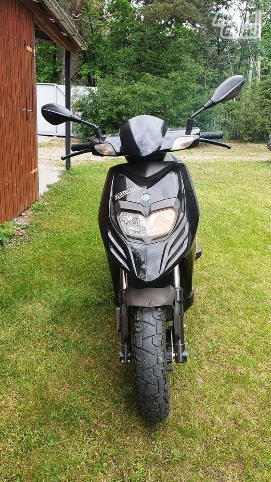 Black Piaggio Typhoon 2013 in Kaunas, with an engine capacity of 0.05 L and mileage of 11 thousand km for 1400 €, photo 6 on AUTOMOTO.COM.LV