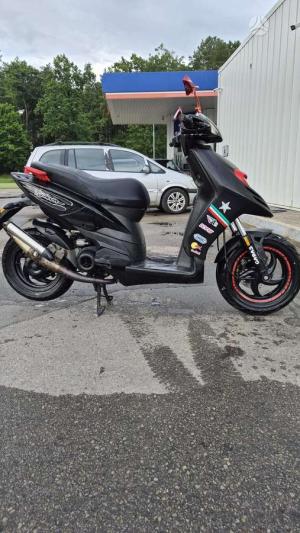 Black Piaggio Typhoon 2014 in Jurbarkas, with an engine capacity of 50.00 L and mileage of 13 thousand km for 1050 €, photo 3 on AUTOMOTO.COM.LV