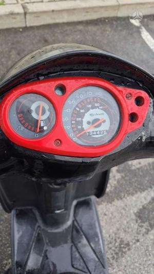 Black Piaggio Typhoon 2014 in Jurbarkas, with an engine capacity of 50.00 L and mileage of 13 thousand km for 1050 €, photo 6 on AUTOMOTO.COM.LV