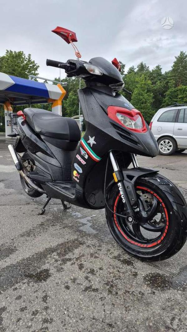 Melns Piaggio Typhoon 2014 Jurbarkas, ar dzinēja tilpumu 50.00 L un nobraukumu 13 tūkst. km par 1050 €, foto 1 vietnē AUTOMOTO.COM.LV