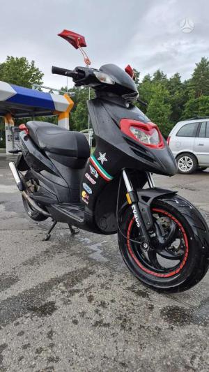 Melns Piaggio Typhoon 2014 Jurbarkas, ar dzinēja tilpumu 50.00 L un nobraukumu 13 tūkst. km par 1050 €, foto  vietnē AUTOMOTO.COM.LV