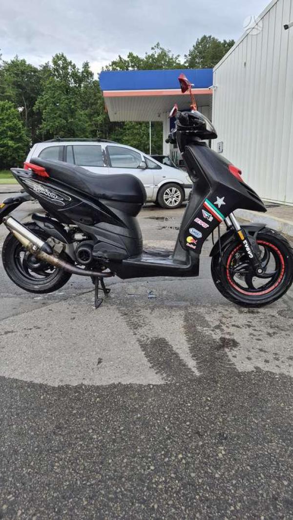 Melns Piaggio Typhoon 2014 Jurbarkas, ar dzinēja tilpumu 50.00 L un nobraukumu 13 tūkst. km par 1050 €, foto 2 vietnē AUTOMOTO.COM.LV