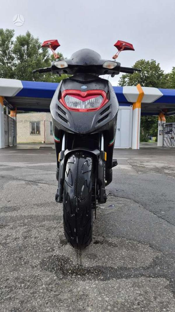 Melns Piaggio Typhoon 2014 Jurbarkas, ar dzinēja tilpumu 50.00 L un nobraukumu 13 tūkst. km par 1050 €, foto 3 vietnē AUTOMOTO.COM.LV
