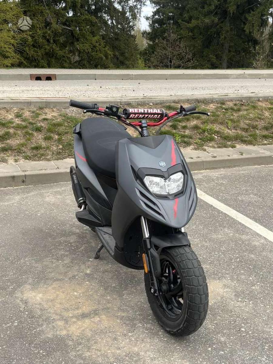 Black Piaggio Typhoon 2017 in Vilnius, with an engine capacity of 49.00 L and mileage of 8 thousand km for 750 €, photo 4 on AUTOMOTO.COM.LV