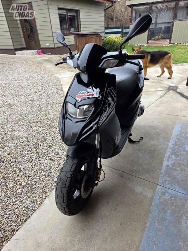 Black Piaggio Typhoon 2019 in Pasvalys, with an engine capacity of 0.05 L and mileage of 26 thousand km for 999 €, photo 4 on AUTOMOTO.COM.LV