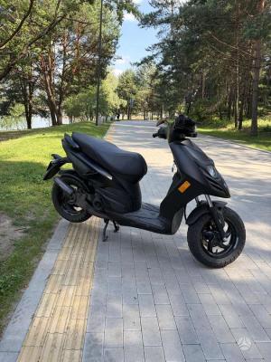 Melns Piaggio Typhoon 2020 Kauņa, ar dzinēja tilpumu 49.00 L un nobraukumu 7 tūkst. km par 1110 €, foto  vietnē AUTOMOTO.COM.LV