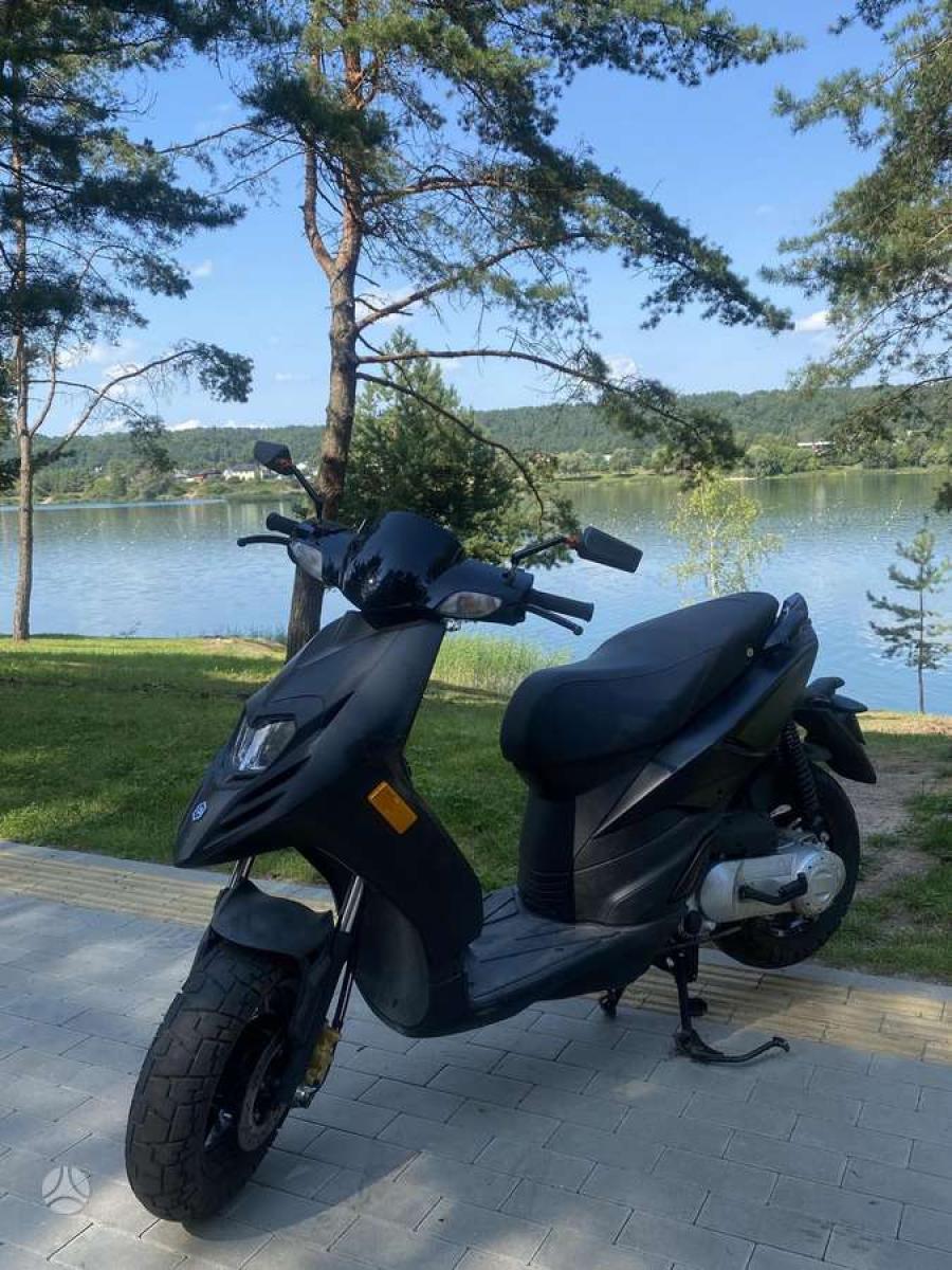 Black Piaggio Typhoon 2020 in Kaunas, with an engine capacity of 49.00 L and mileage of 7 thousand km for 1110 €, photo 3 on AUTOMOTO.COM.LV