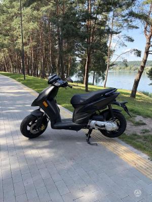 Black Piaggio Typhoon 2020 in Kaunas, with an engine capacity of 49.00 L and mileage of 7 thousand km for 1110 €, photo 4 on AUTOMOTO.COM.LV