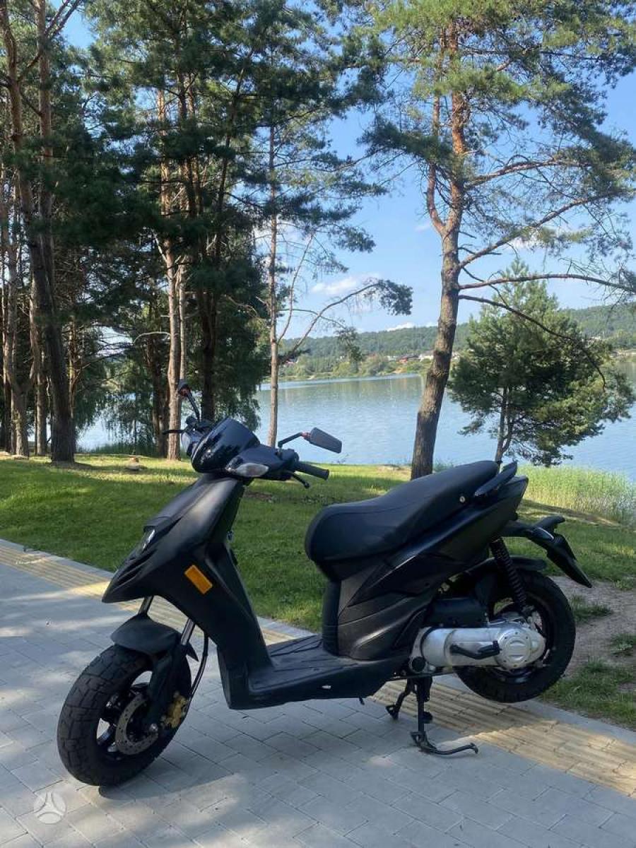 Black Piaggio Typhoon 2020 in Kaunas, with an engine capacity of 49.00 L and mileage of 7 thousand km for 1110 €, photo 5 on AUTOMOTO.COM.LV