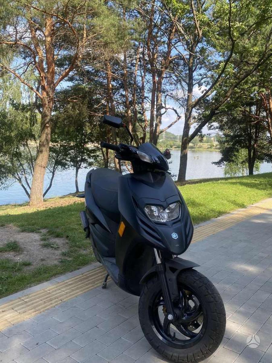 Black Piaggio Typhoon 2020 in Kaunas, with an engine capacity of 49.00 L and mileage of 7 thousand km for 1110 €, photo 6 on AUTOMOTO.COM.LV