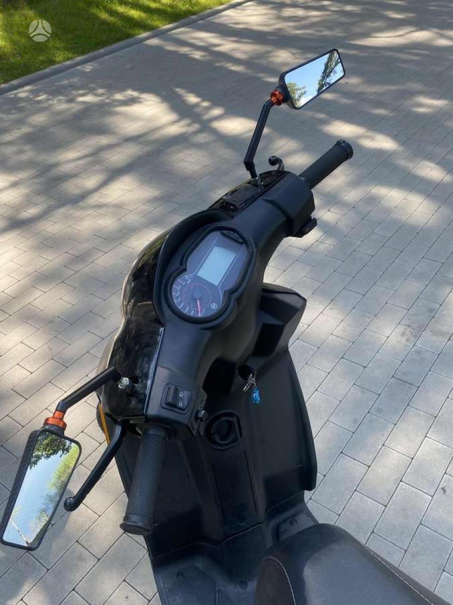 Black Piaggio Typhoon 2020 in Kaunas, with an engine capacity of 49.00 L and mileage of 7 thousand km for 1110 €, photo 12 on AUTOMOTO.COM.LV