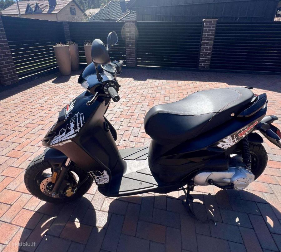 Black Piaggio Typhoon 2020 in Alytus, with an engine capacity of 50.00 L and mileage of 7 thousand km for 1800 €, photo 5 on AUTOMOTO.COM.LV