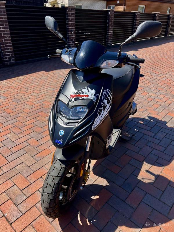 Black Piaggio Typhoon 2020 in Alytus, with an engine capacity of 50.00 L and mileage of 7 thousand km for 1800 €, photo 7 on AUTOMOTO.COM.LV