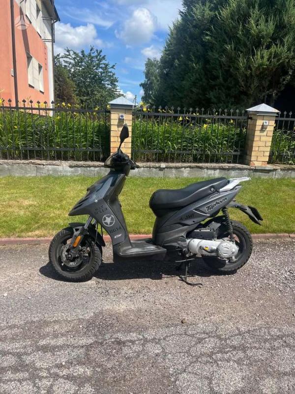 Pelēks Piaggio Typhoon 2016 Panevēža, ar dzinēja tilpumu 49.00 L un nobraukumu 10 tūkst. km par 850 €, foto 1 vietnē AUTOMOTO.COM.LV