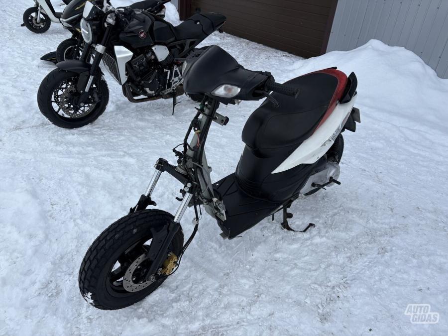 Piaggio Typhoon 2019 in Kelme, with an engine capacity of 0.05 L and mileage of 13 thousand km for 365 €, photo 6 on AUTOMOTO.COM.LV