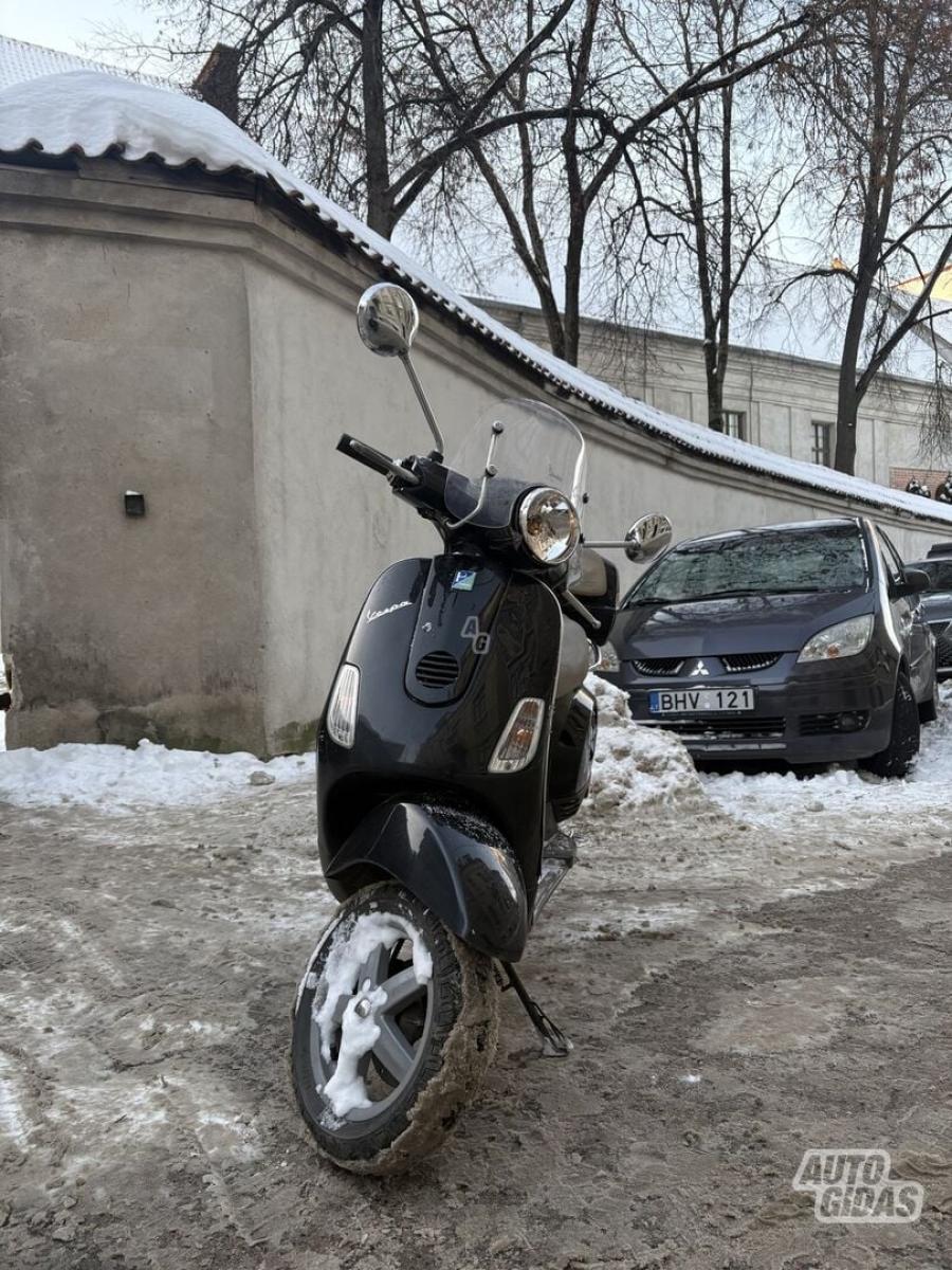 Melns Piaggio Vespa 2005 Viļņa, ar dzinēja tilpumu 0.05 L un nobraukumu 13 tūkst. km par 800 €, foto 2 vietnē AUTOMOTO.COM.LV