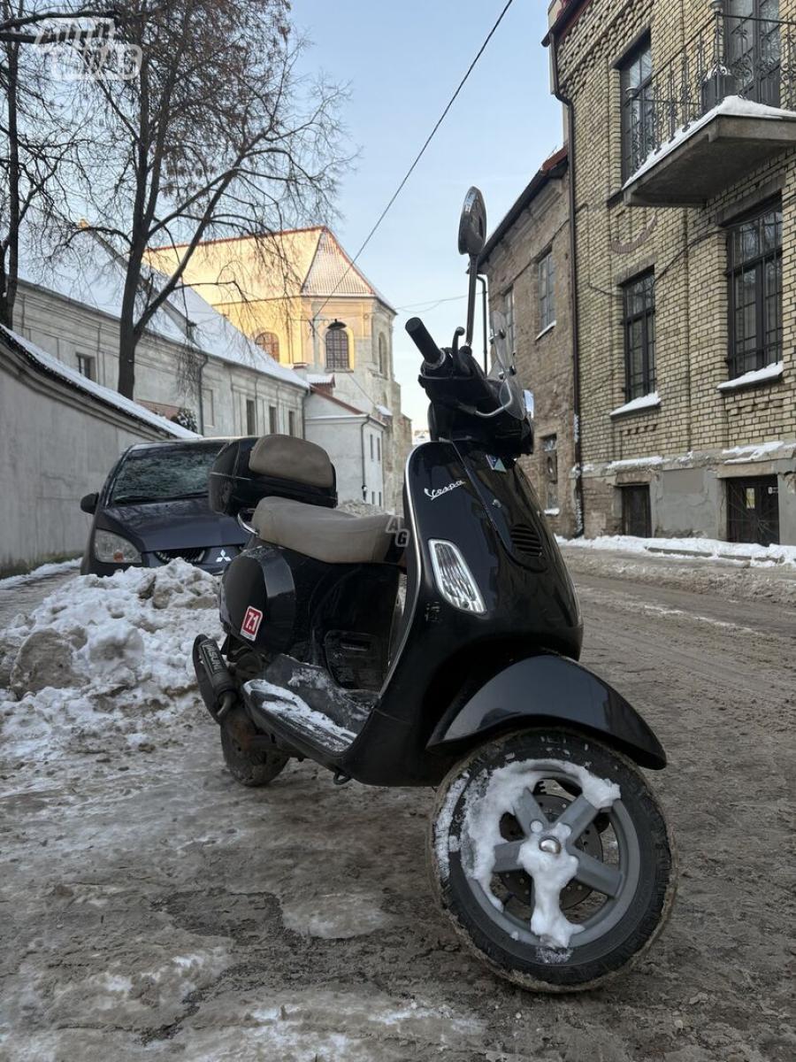 Melns Piaggio Vespa 2005 Viļņa, ar dzinēja tilpumu 0.05 L un nobraukumu 13 tūkst. km par 800 €, foto 3 vietnē AUTOMOTO.COM.LV