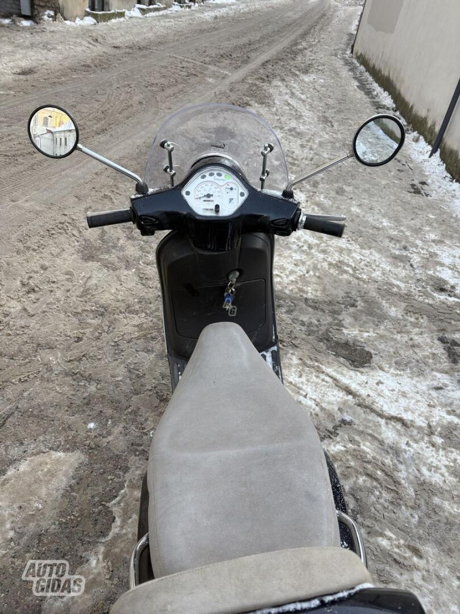 Melns Piaggio Vespa 2005 Viļņa, ar dzinēja tilpumu 0.05 L un nobraukumu 13 tūkst. km par 800 €, foto 6 vietnē AUTOMOTO.COM.LV