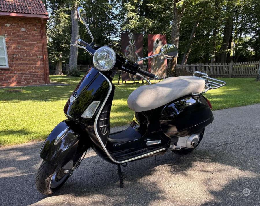 Black Piaggio Vespa 2005 in Jurbarkas, with an engine capacity of 0.24 L and mileage of 15 thousand km for 2000 €, photo 1 on AUTOMOTO.COM.LV