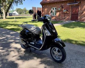 Black Piaggio Vespa 2005 in Jurbarkas, with an engine capacity of 0.24 L and mileage of 15 thousand km for 2000 €, photo 3 on AUTOMOTO.COM.LV