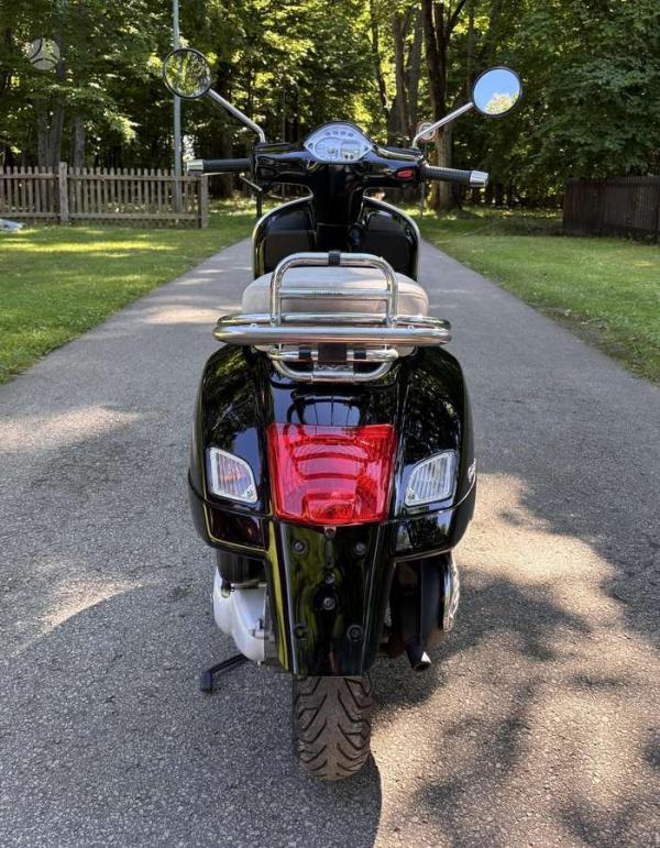 Black Piaggio Vespa 2005 in Jurbarkas, with an engine capacity of 0.24 L and mileage of 15 thousand km for 2000 €, photo 6 on AUTOMOTO.COM.LV