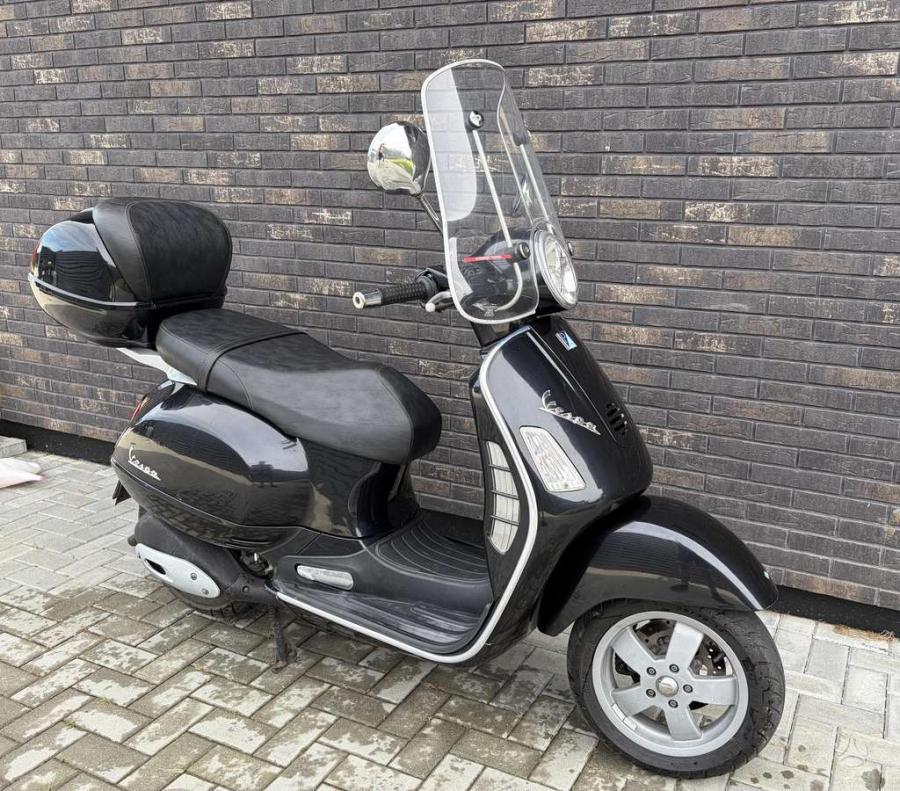 Black Piaggio Vespa 2005 in Klaipeda, with an engine capacity of 0.13 L and mileage of 15 thousand km for 1899 €, photo 5 on AUTOMOTO.COM.LV