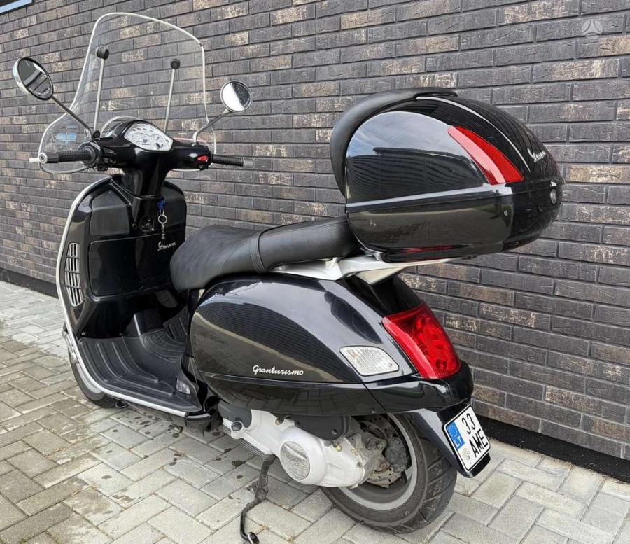 Black Piaggio Vespa 2005 in Klaipeda, with an engine capacity of 0.13 L and mileage of 15 thousand km for 1899 €, photo 13 on AUTOMOTO.COM.LV