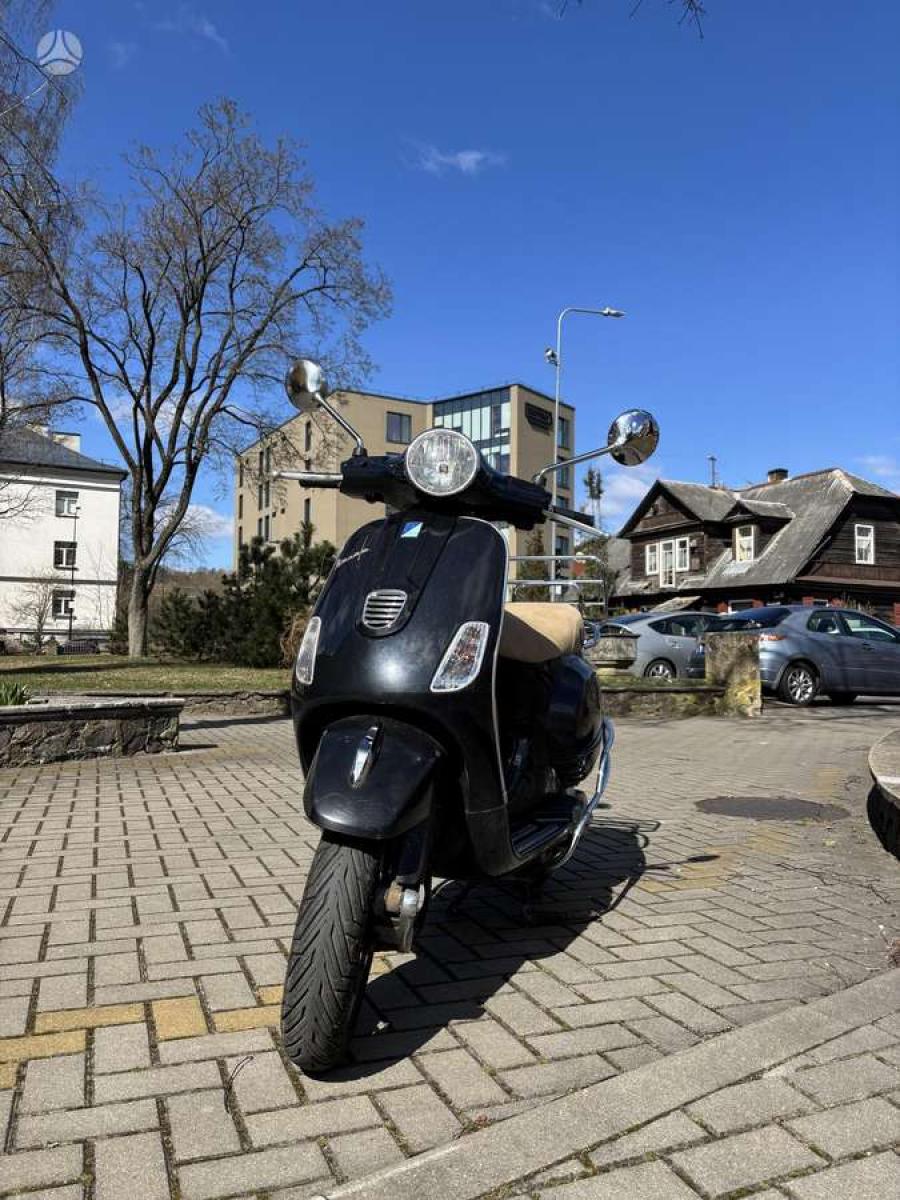 Melns Piaggio Vespa 2006 Viļņa, ar dzinēja tilpumu 49.00 L un nobraukumu 16 tūkst. km par 1200 €, foto 1 vietnē AUTOMOTO.COM.LV