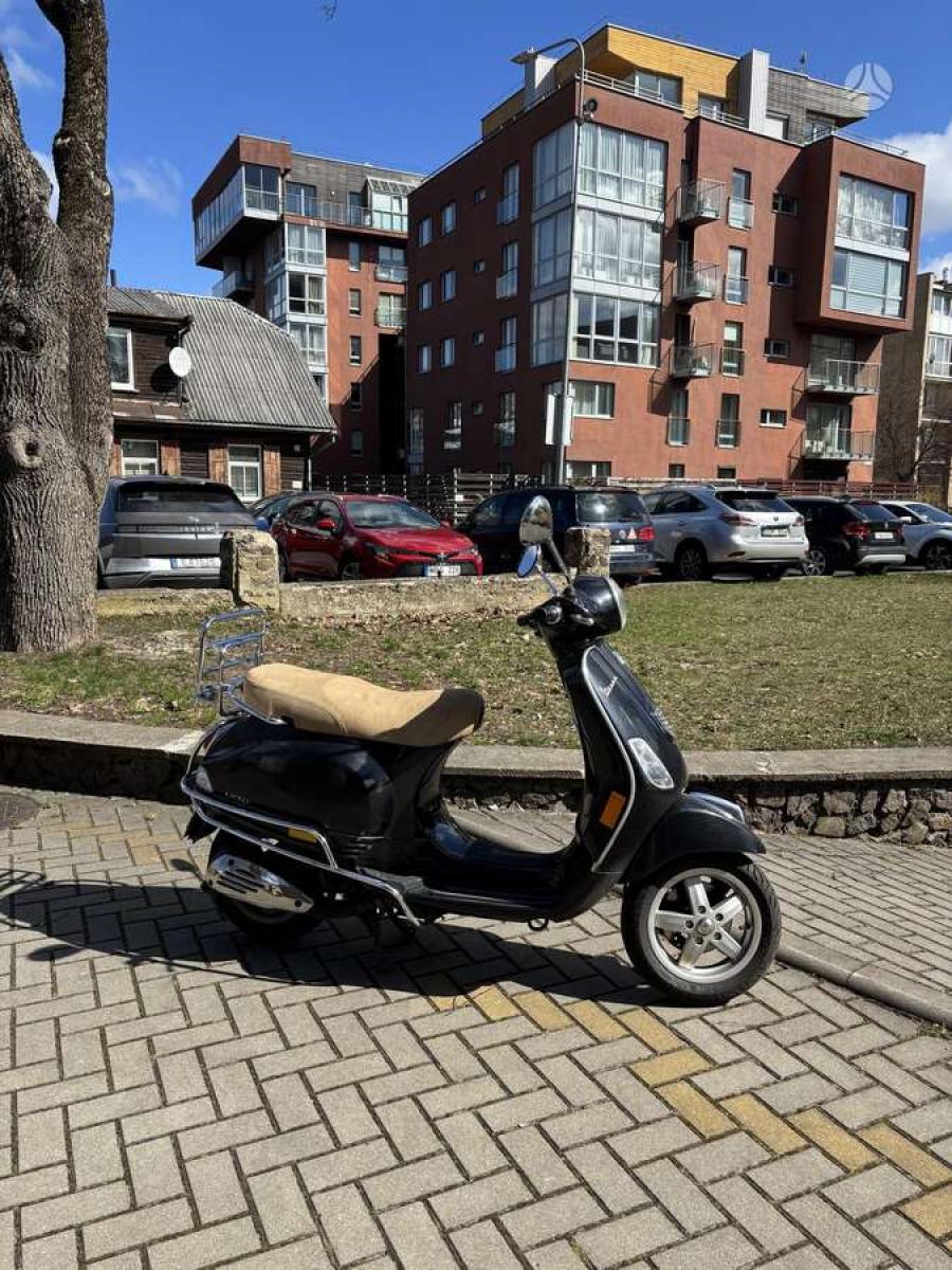 Melns Piaggio Vespa 2006 Viļņa, ar dzinēja tilpumu 49.00 L un nobraukumu 16 tūkst. km par 1200 €, foto 3 vietnē AUTOMOTO.COM.LV