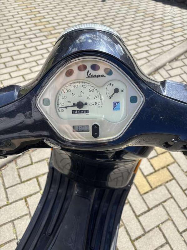 Melns Piaggio Vespa 2006 Viļņa, ar dzinēja tilpumu 49.00 L un nobraukumu 16 tūkst. km par 1200 €, foto 4 vietnē AUTOMOTO.COM.LV