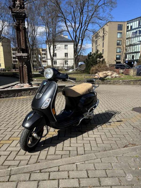 Melns Piaggio Vespa 2006 Viļņa, ar dzinēja tilpumu 49.00 L un nobraukumu 16 tūkst. km par 1200 €, foto 5 vietnē AUTOMOTO.COM.LV
