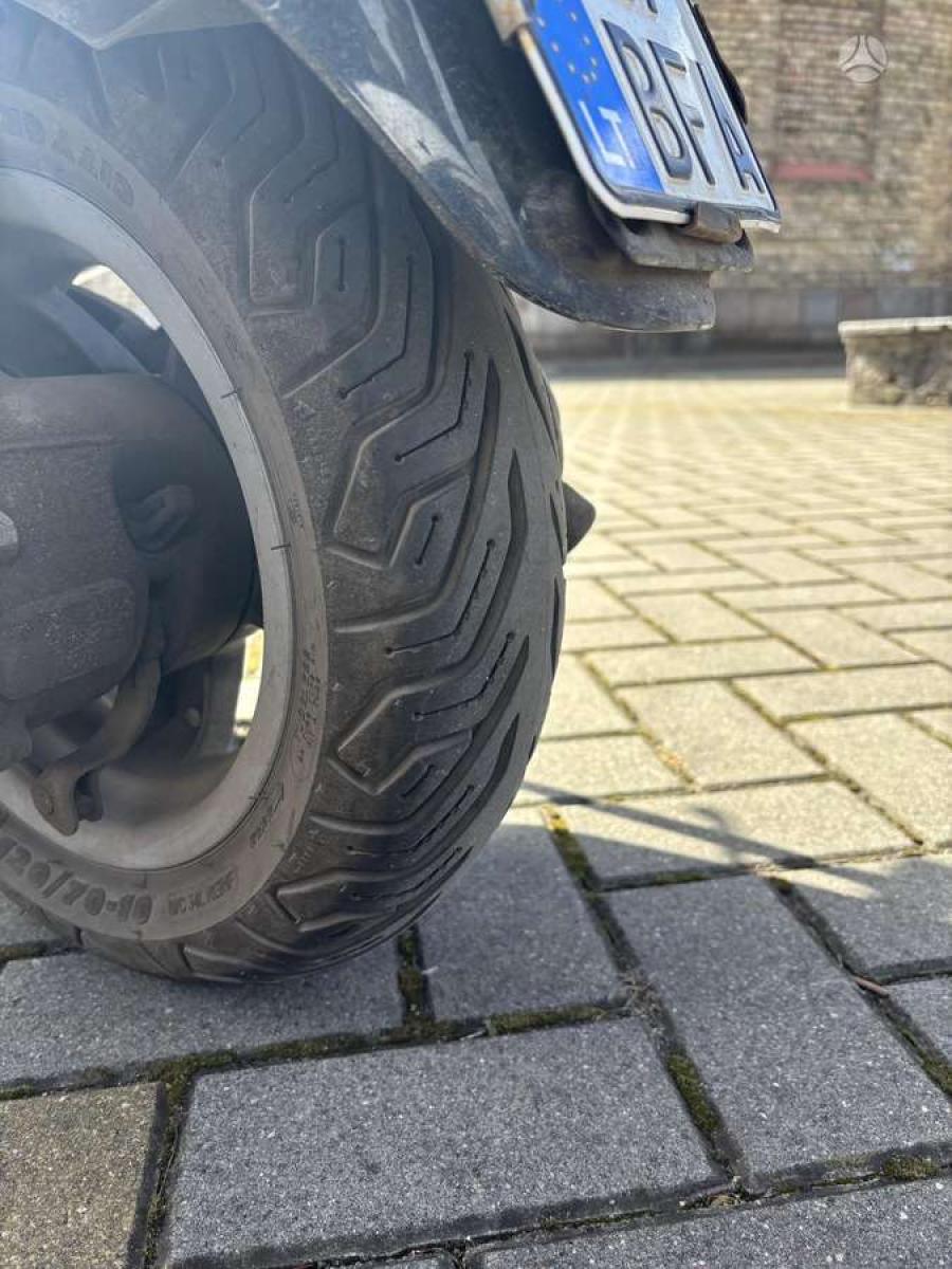 Melns Piaggio Vespa 2006 Viļņa, ar dzinēja tilpumu 49.00 L un nobraukumu 16 tūkst. km par 1200 €, foto 8 vietnē AUTOMOTO.COM.LV