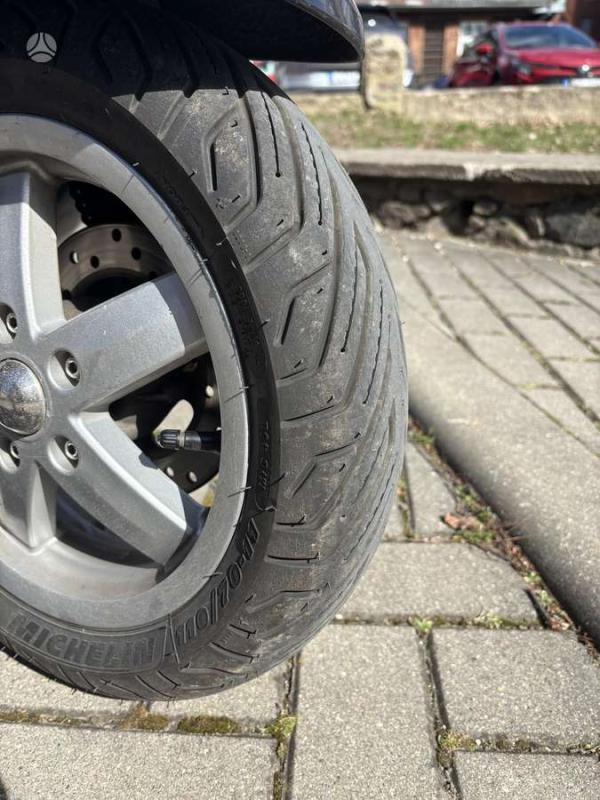 Melns Piaggio Vespa 2006 Viļņa, ar dzinēja tilpumu 49.00 L un nobraukumu 16 tūkst. km par 1200 €, foto 8 vietnē AUTOMOTO.COM.LV