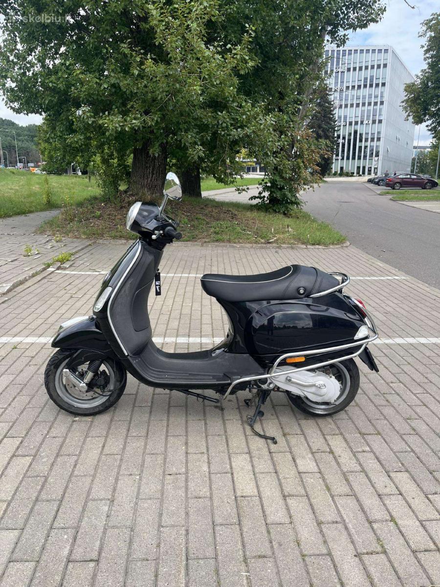 Black Piaggio Vespa 2006 in Vilnius, with an engine capacity of 49.00 L and mileage of 10 thousand km for 1150 €, photo 3 on AUTOMOTO.COM.LV