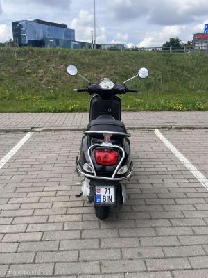Black Piaggio Vespa 2006 in Vilnius, with an engine capacity of 49.00 L and mileage of 10 thousand km for 1150 €, photo 5 on AUTOMOTO.COM.LV